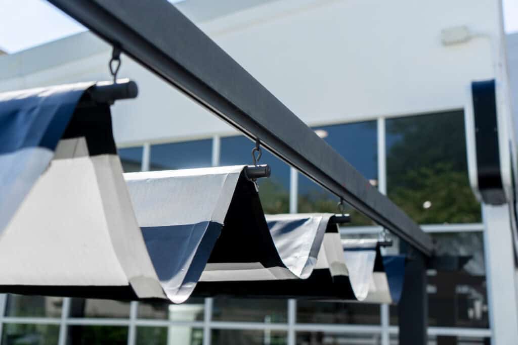 Afdak Terras Maken/Plaatsen: Soorten, Materialen & Prijs
